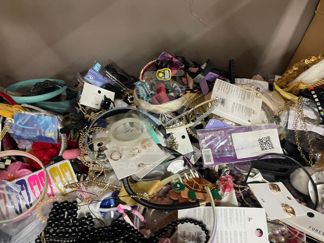 Accessories for sale in UAE - 523488 | Emirates Auction