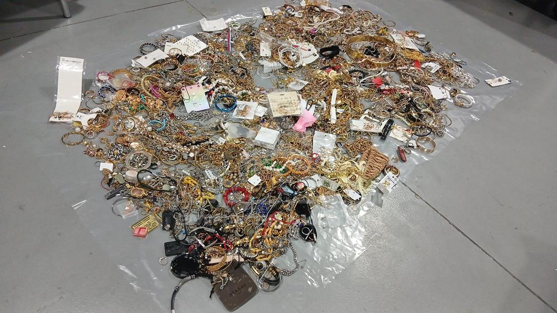 Accessories for sale in UAE - 562491 | Emirates Auction