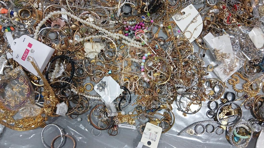 Accessories for sale in UAE - 562491 | Emirates Auction