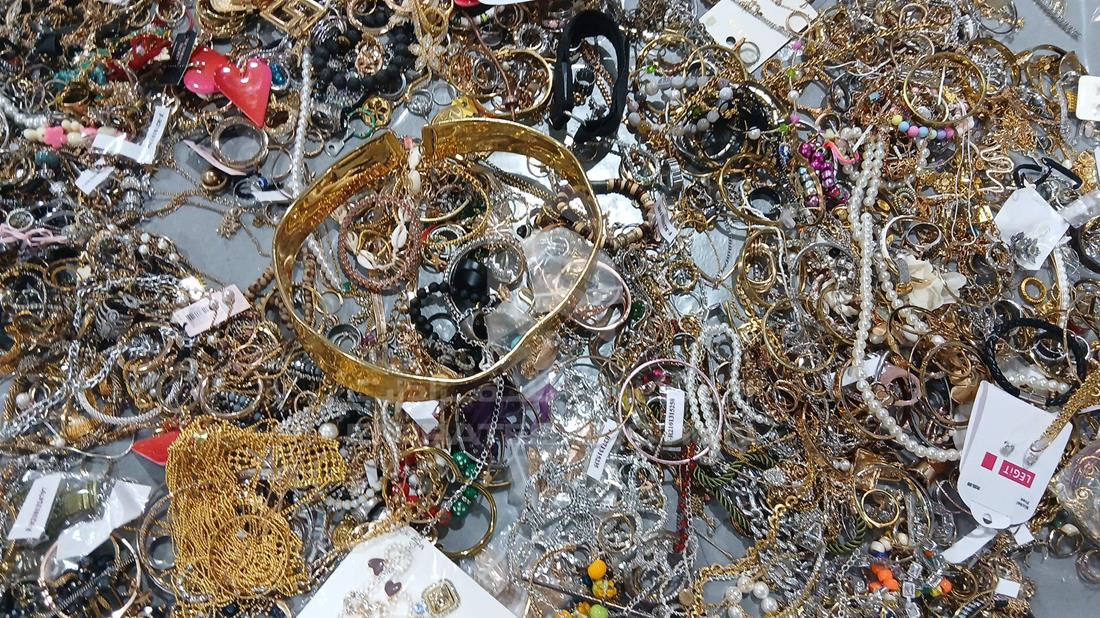 Accessories for sale in UAE - 562491 | Emirates Auction